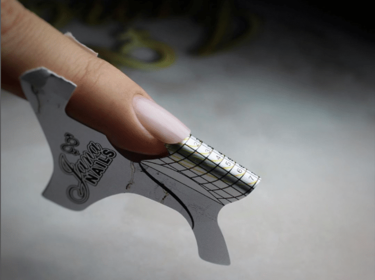 Ongles au chablon : découvrez les secrets de cette technique d'onglerie